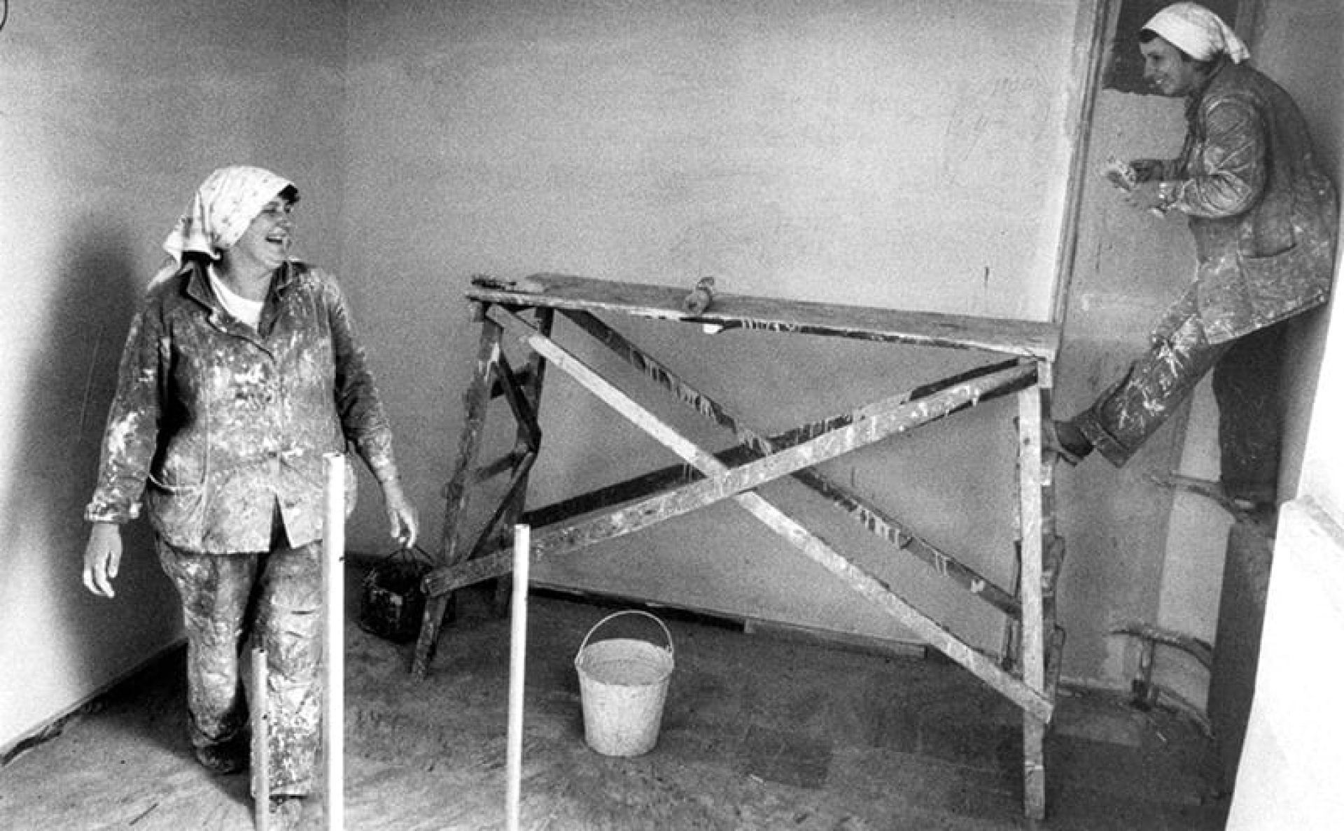 Powerful photographs of women doing ordinary things by Franki Raffles ...