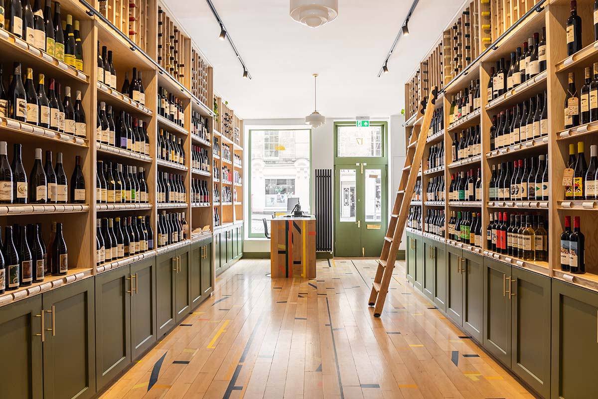 Look at the interior of Communique Wines in Edinburgh